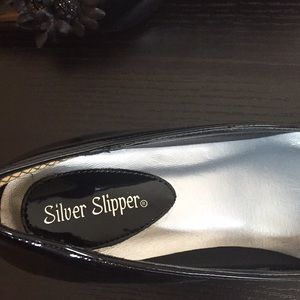 Silver Slipper | Shoes | Nwt Silver Slipper Black Heels Wflowers 7 2 ...